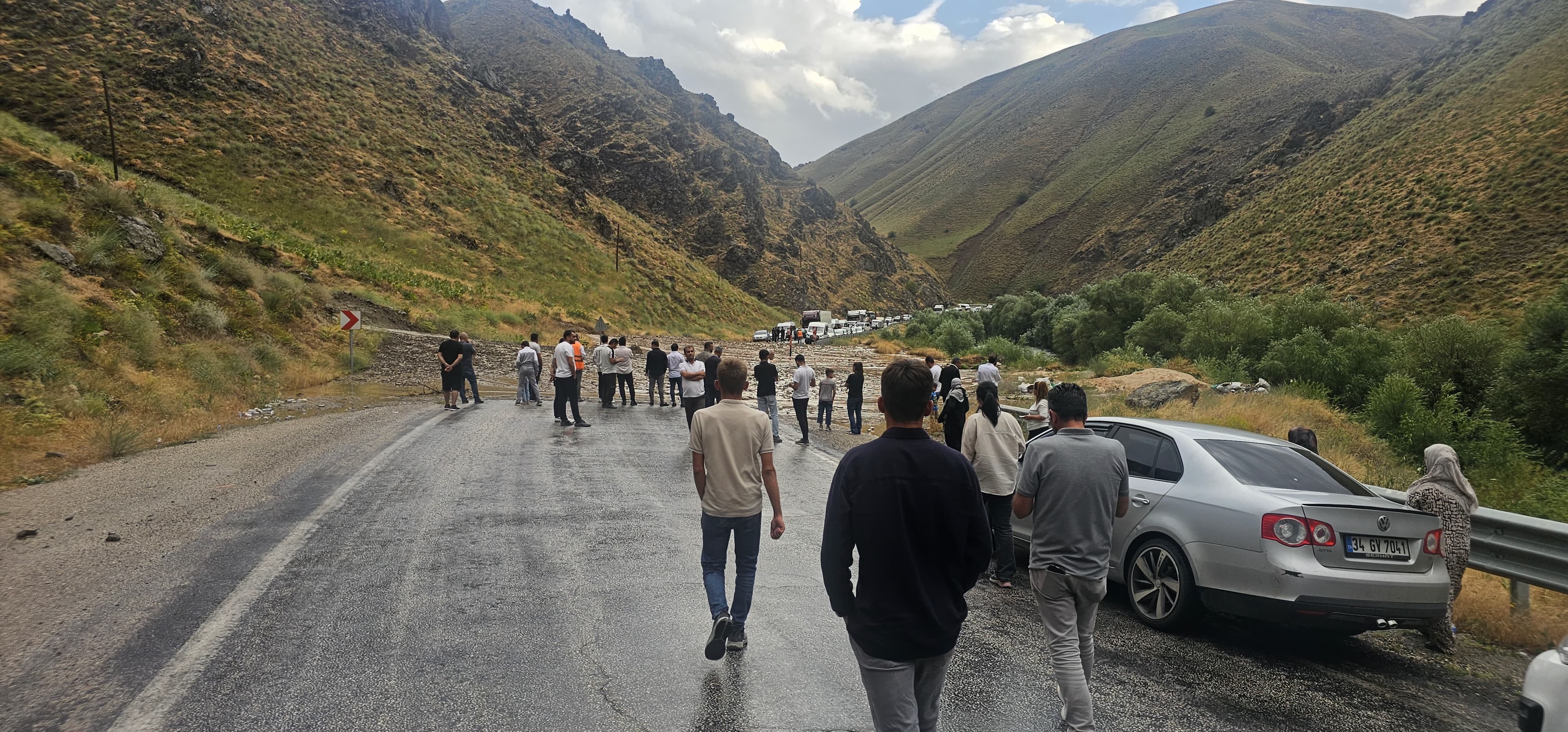 Hakkari-Yüksekova karayolu ulaşıma kapandı